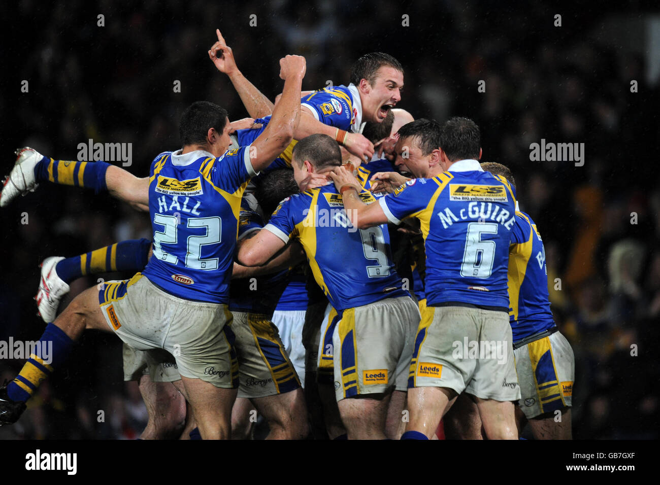 Leeds Rhinos players celebrate winning the Superleague Grand Final ...