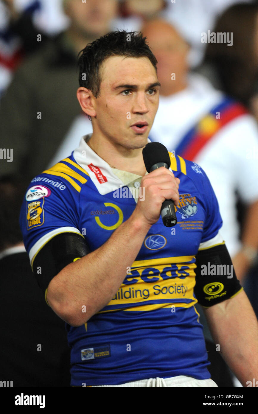 Winning captain leeds rhinos kevin sinfield makes a speech hi-res stock photography and images ...