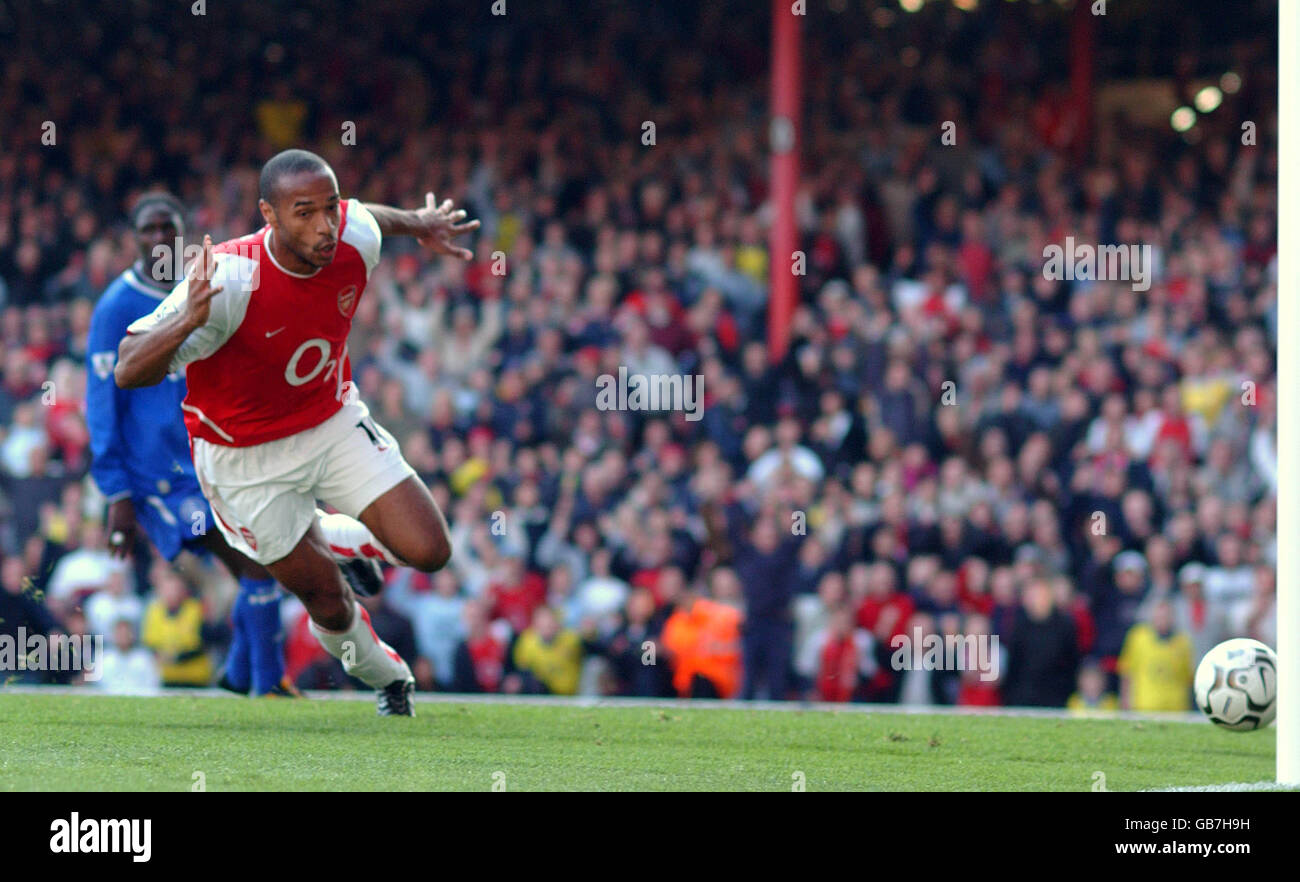 Arsenals thierry henry celebrates scoring the winning goal hi-res stock ...