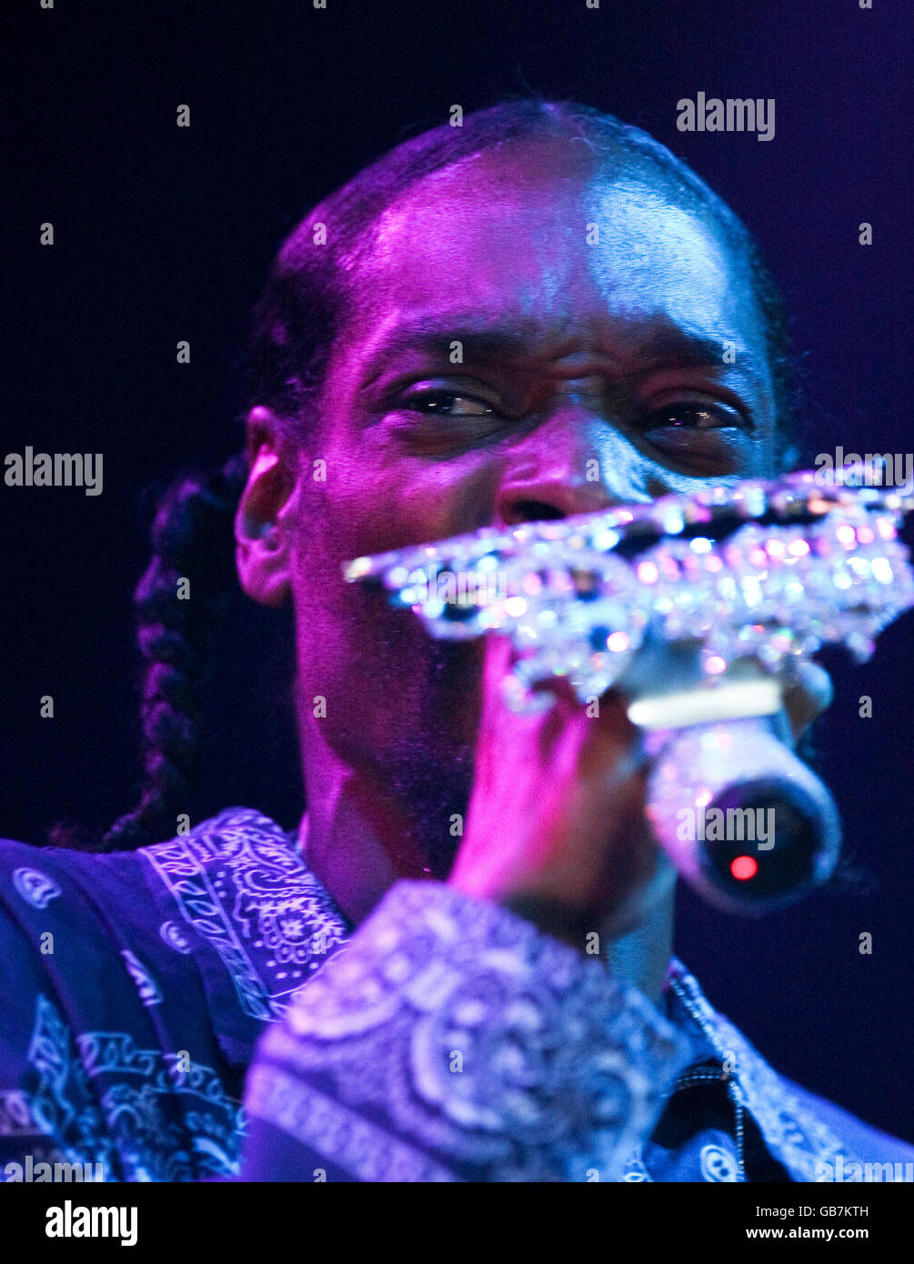 Snoop dogg holds diamond encrusted microphone performs burswood dome hi ...