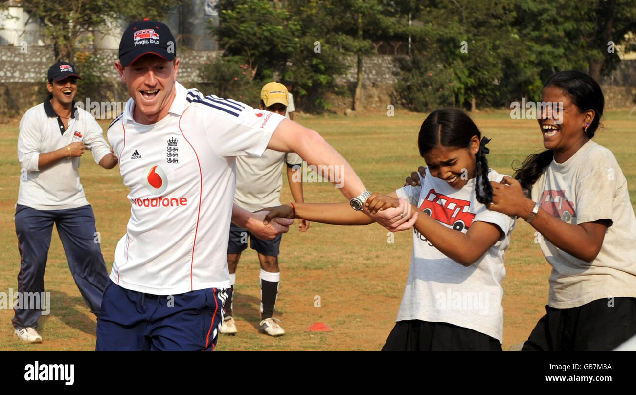 English children holding hands hi-res stock photography and images - Alamy