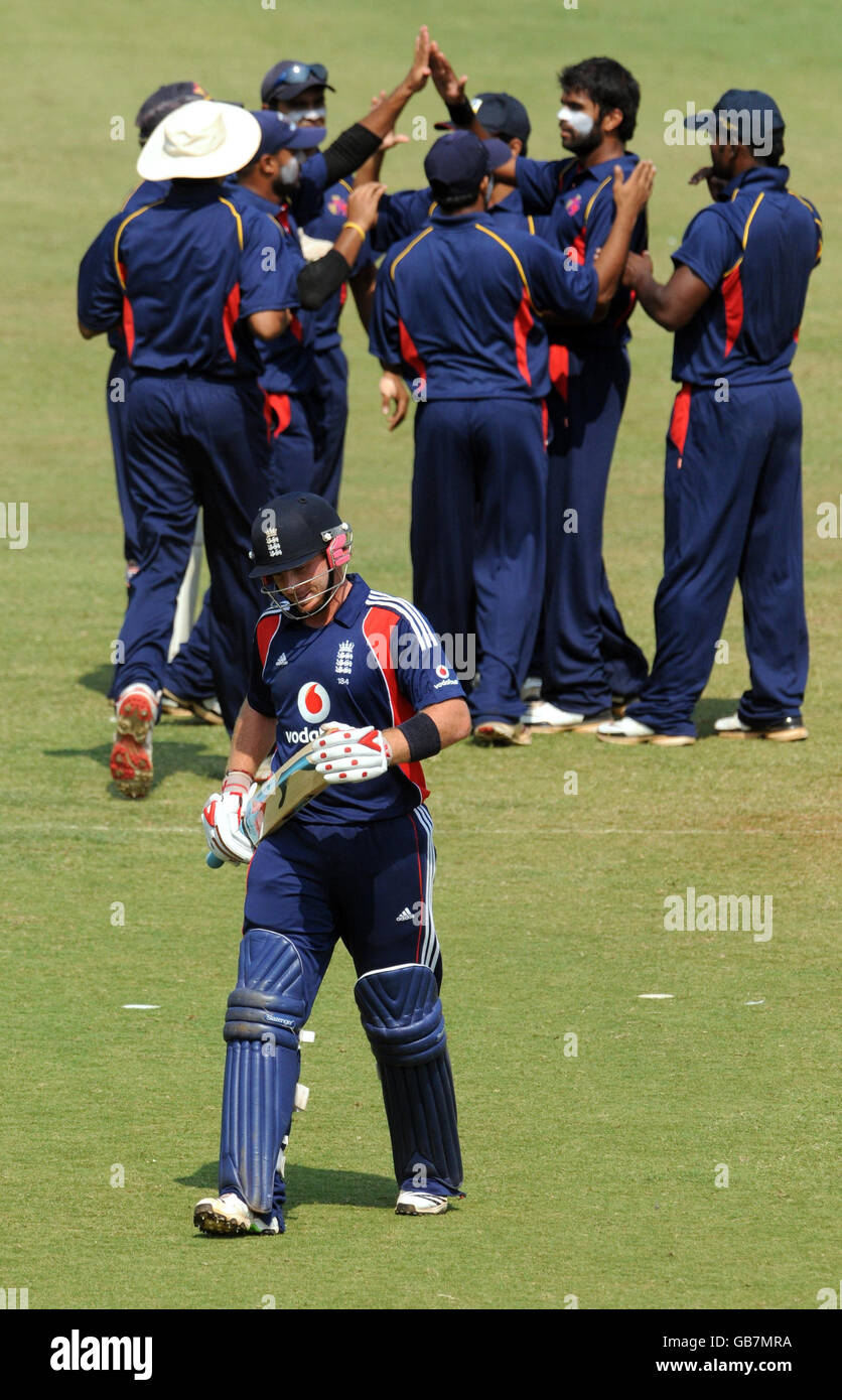 Cricket warm up practice full length hi-res stock photography and ...