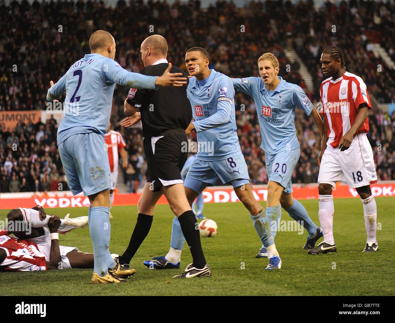 Tottenham Hotspur's Jermaine Jenas and Alan Hutton (l) argue with Match ...