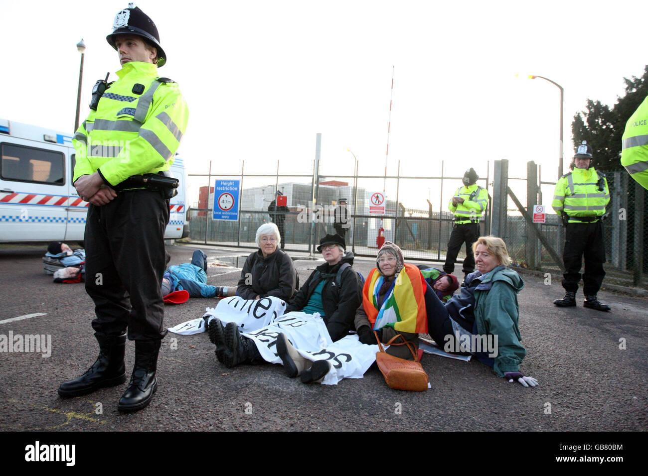 Protesters supporting the Campaign for Nuclear Disarmament, blockade ...