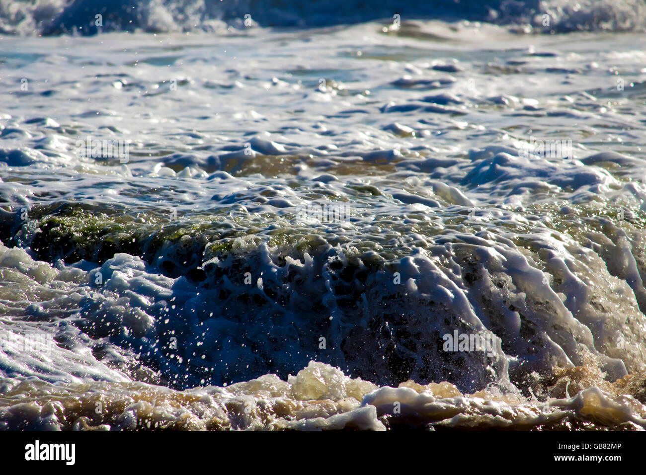 Indian ocean breaking dark basalt rocks hi-res stock photography and ...