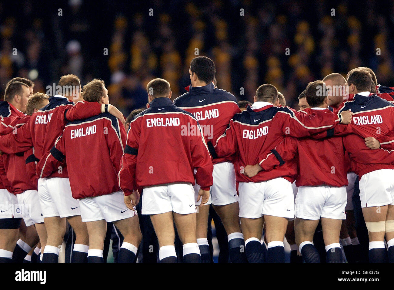 The england team huddle for a pre match tatic talk hi-res stock ...