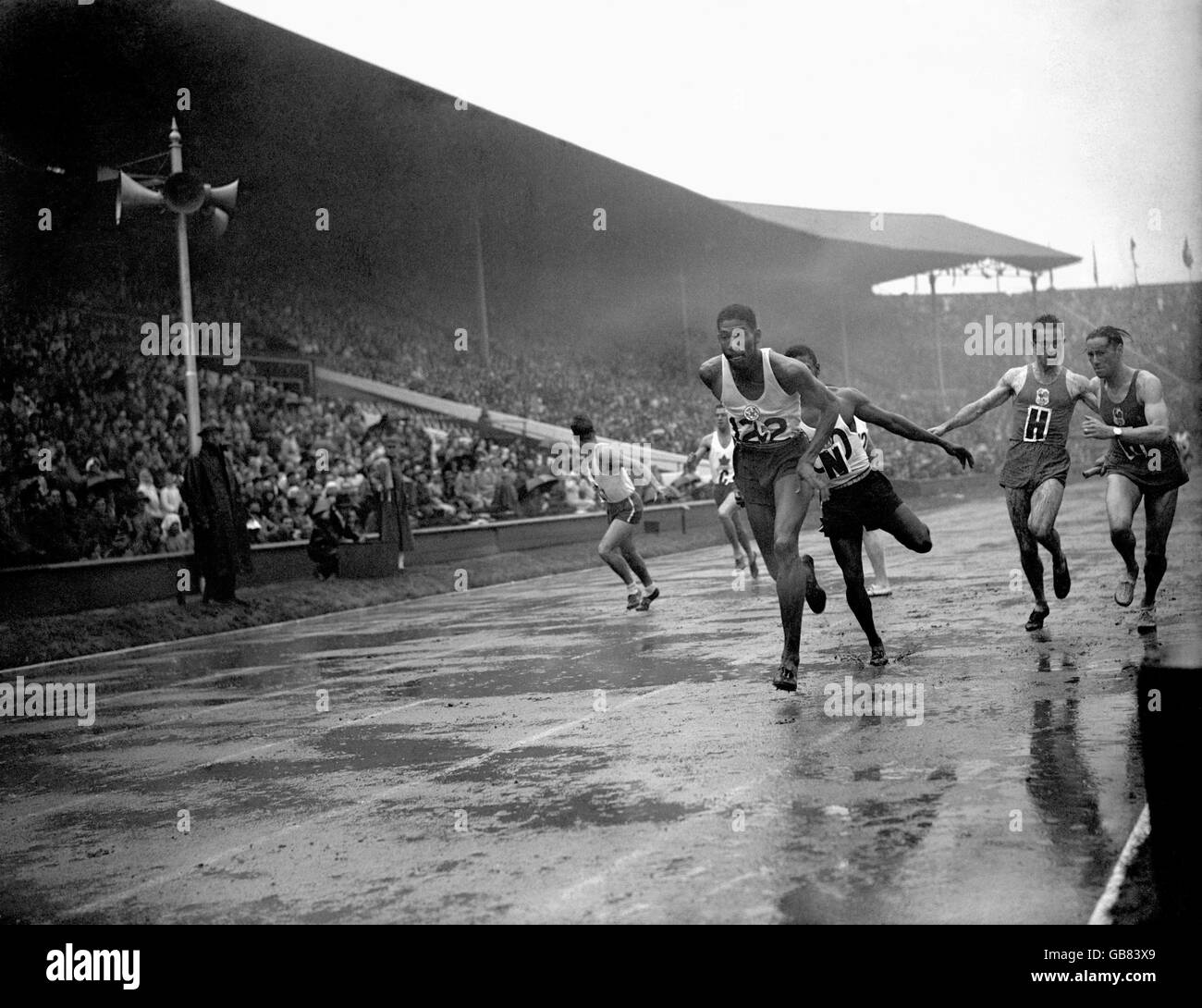 Jamaica's Arthur Wint (fourth l) takes over the baton to run the last ...