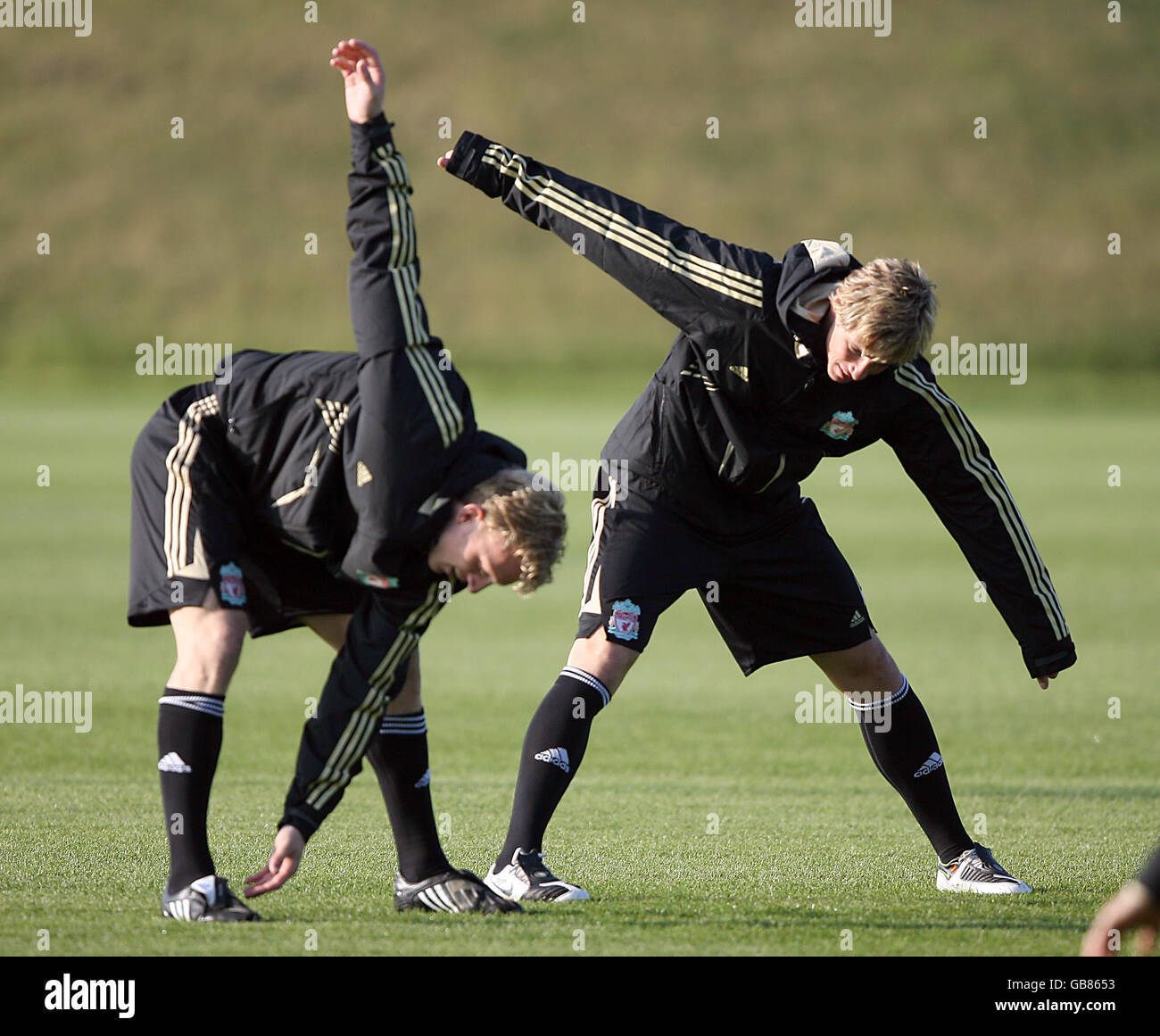 Liverpool's Dirk Kuyt (l) and Fernando Torres take part in the training ...