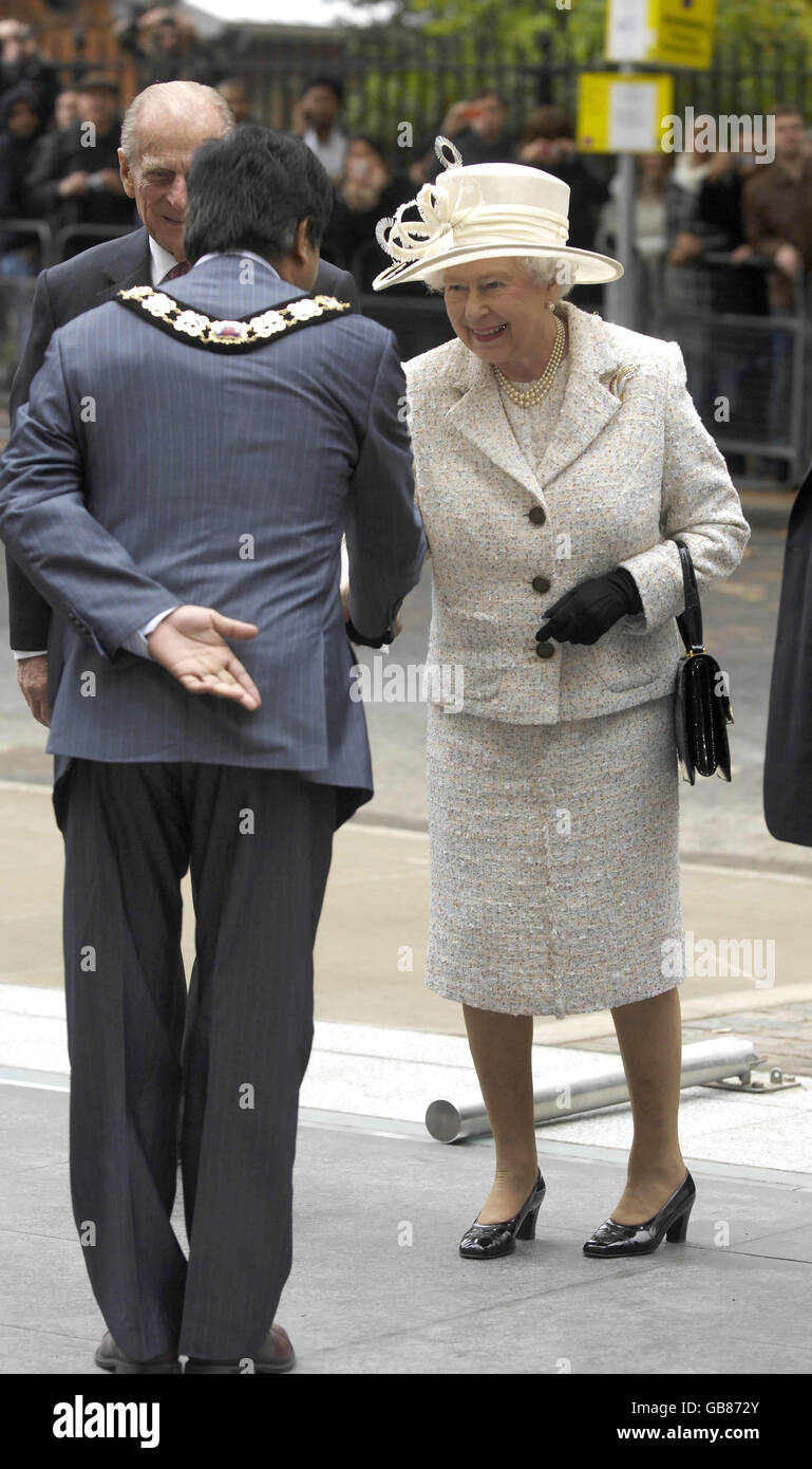 Queen Elizabeth II opens new university building Stock Photo - Alamy