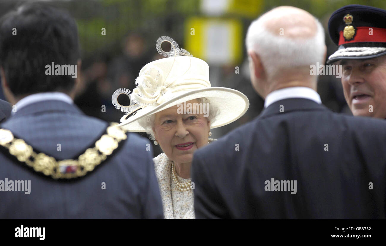 Queen Elizabeth II arrives at the London School of Economics and ...