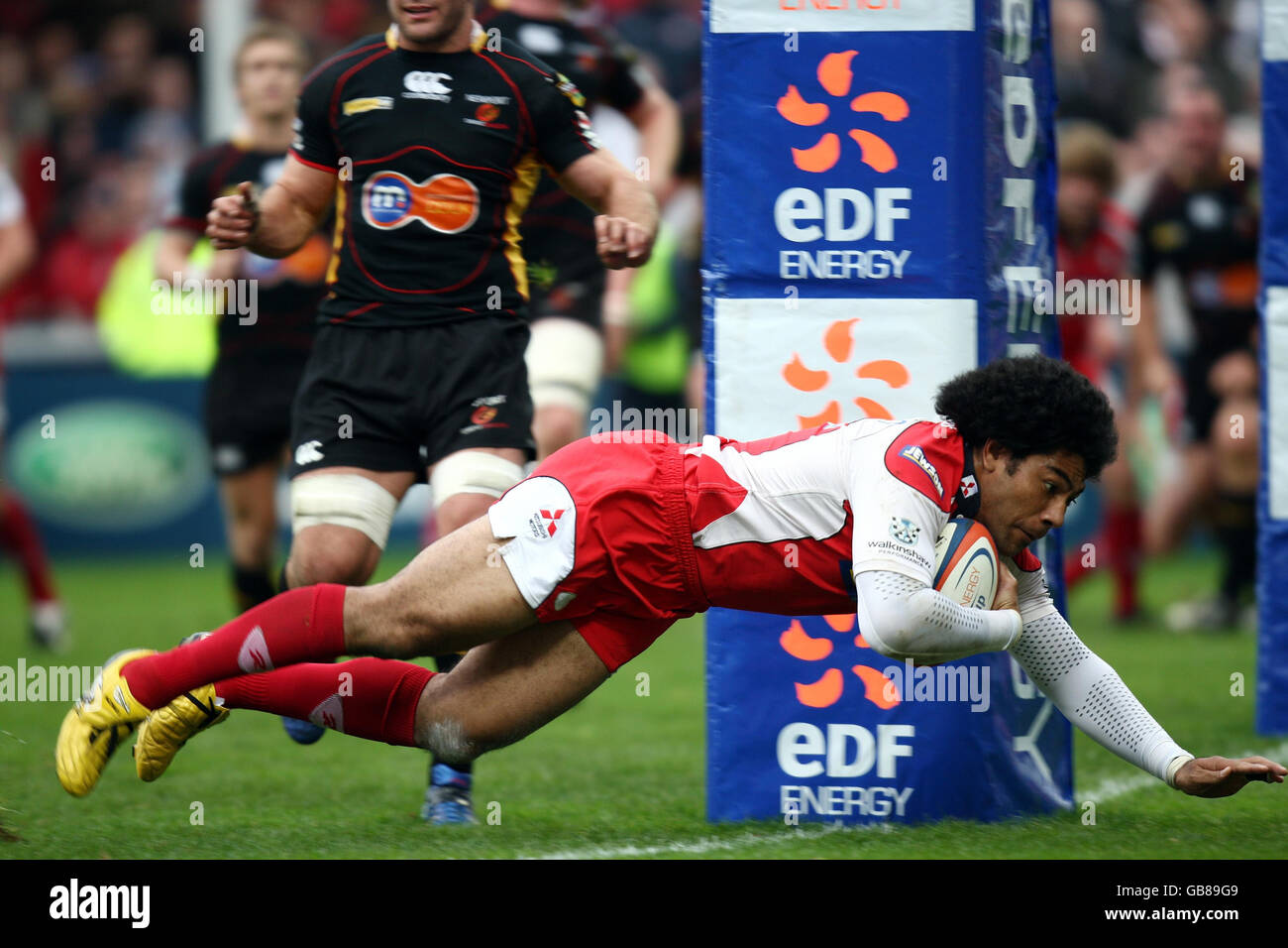 Rugby player diving to score try hi-res stock photography and images ...