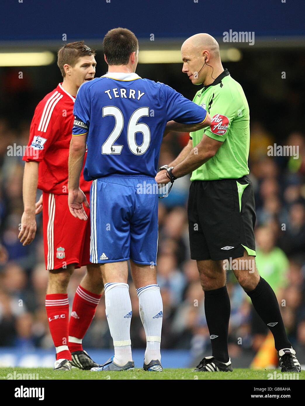 Liverpool captain Steven Gerrard (l) and Chelsea captain John Terry ...