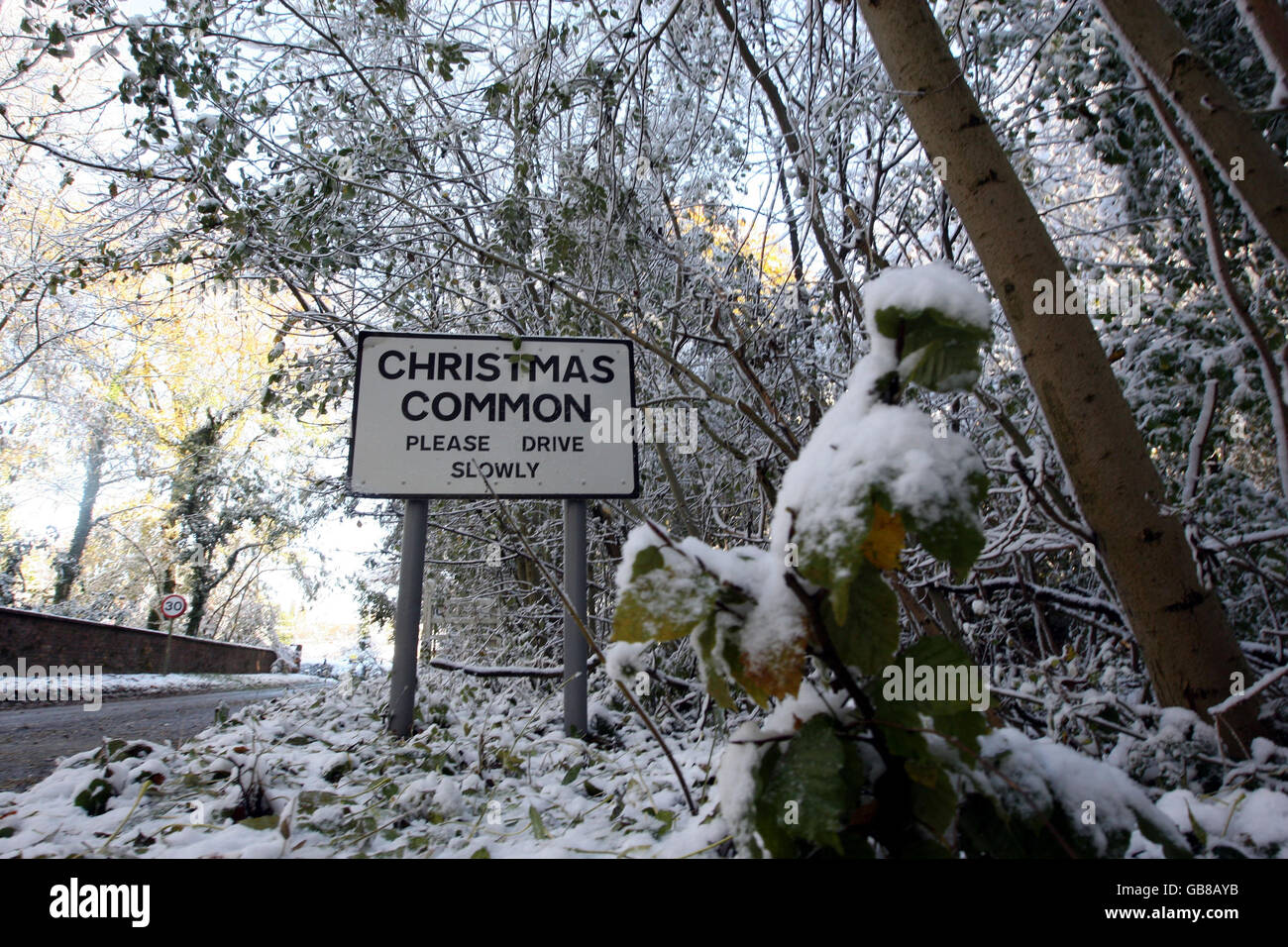 Snow lays on the ground in Nettlebed in Oxfordshire Stock Photo - Alamy