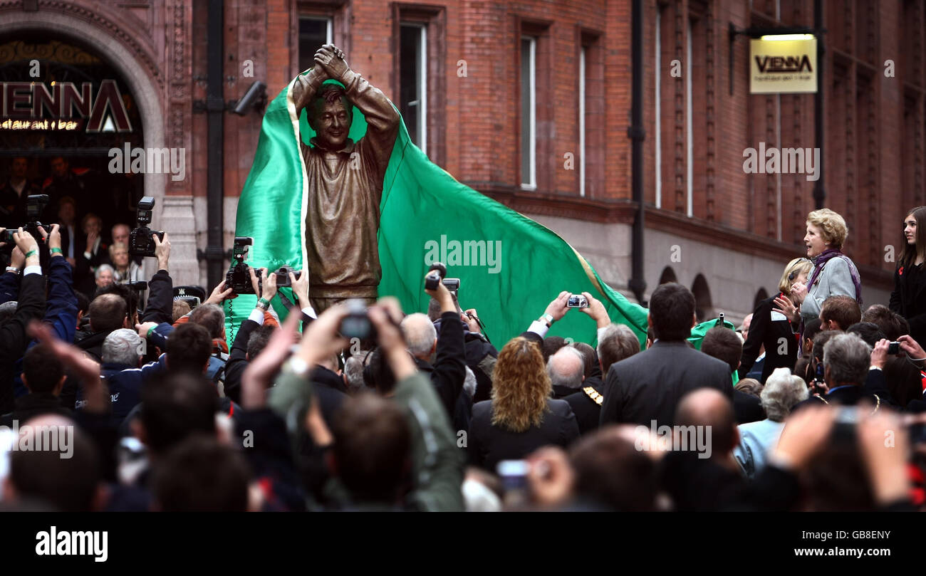 A statue to Nottingham Forest's legendary manager Brian Clough is ...