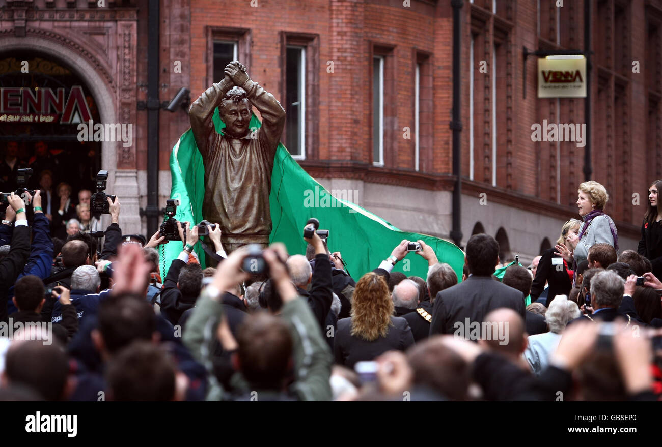 A statue to Nottingham Forest's legendary manager Brian Clough is ...