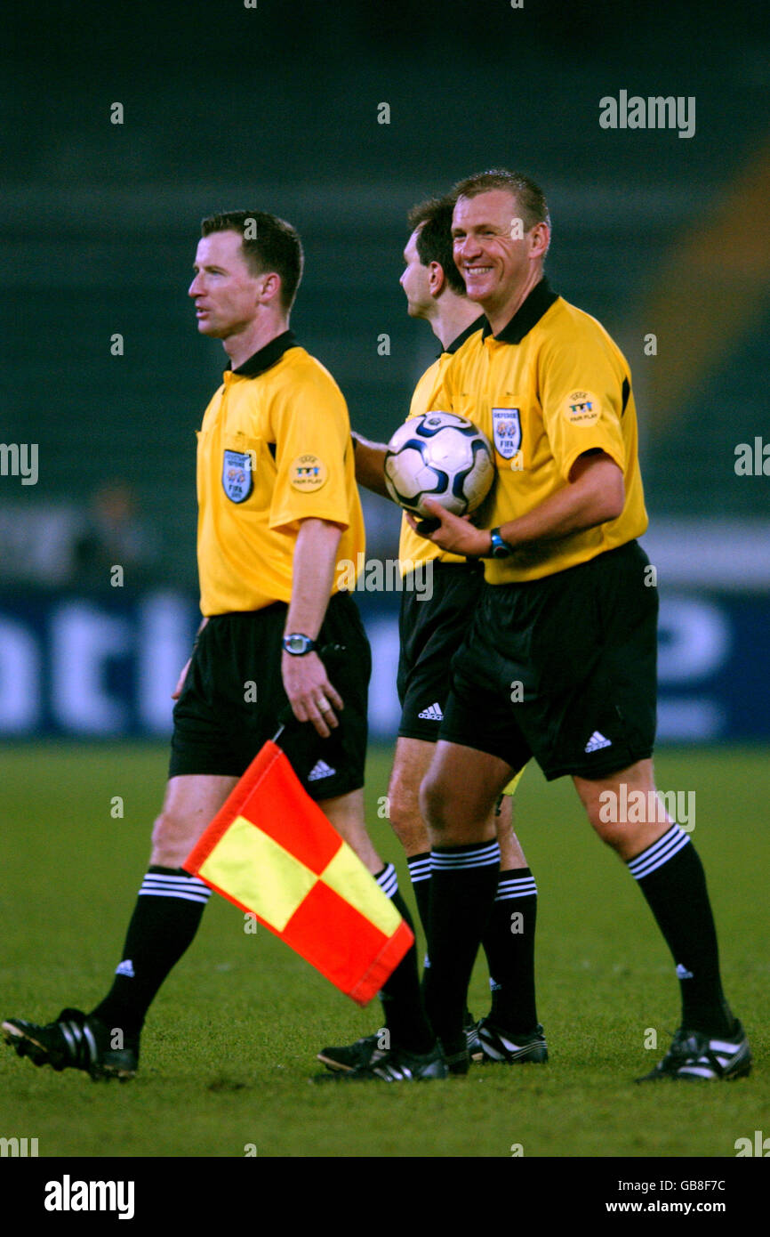 Assistant referee philip sharp hi-res stock photography and images - Alamy