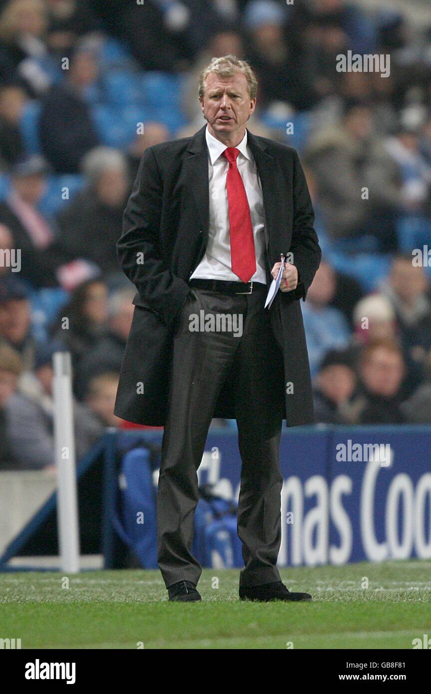 Manchester city football club coach hi-res stock photography and images ...