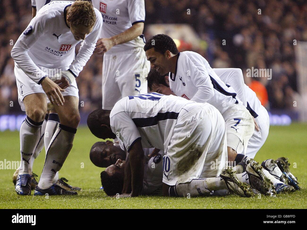 Tottenham Hotspur's Tom Huddlestone (centre) celebrates scoring their ...