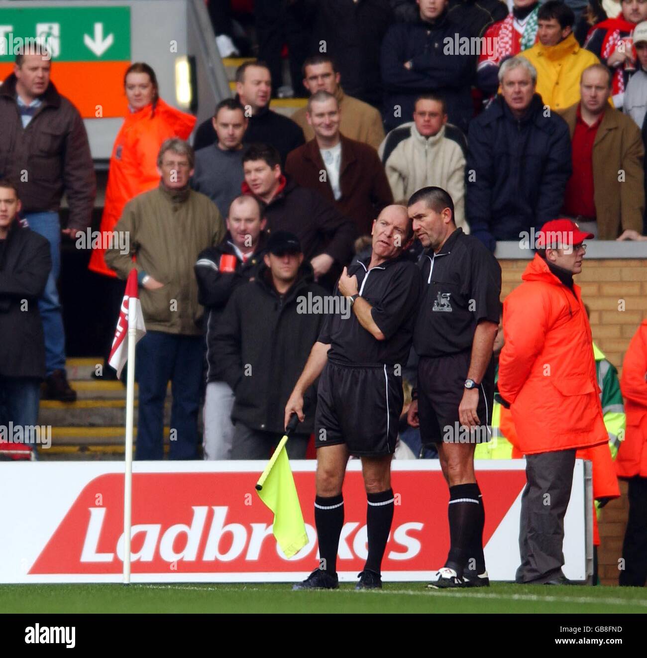 Jeff winter referee hi-res stock photography and images - Alamy