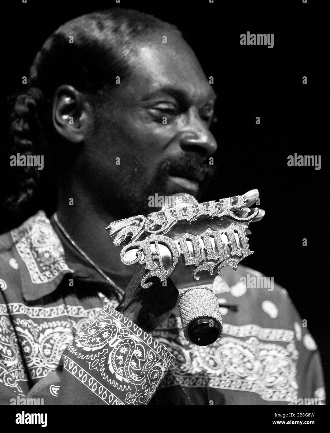 Snoop dogg holds diamond encrusted microphone performs burswood dome hi ...