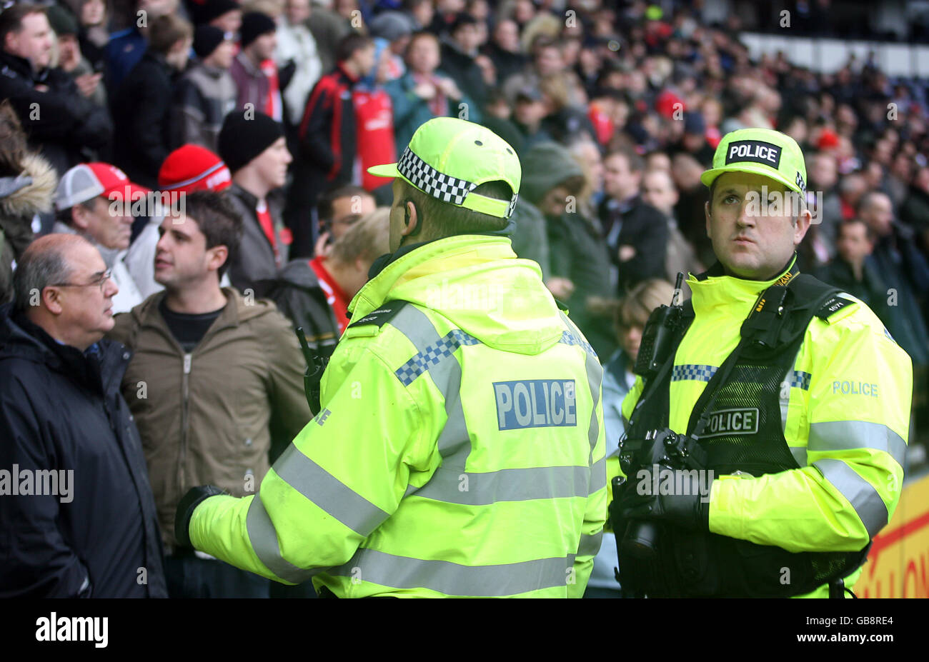 Two police officers look hi-res stock photography and images - Alamy