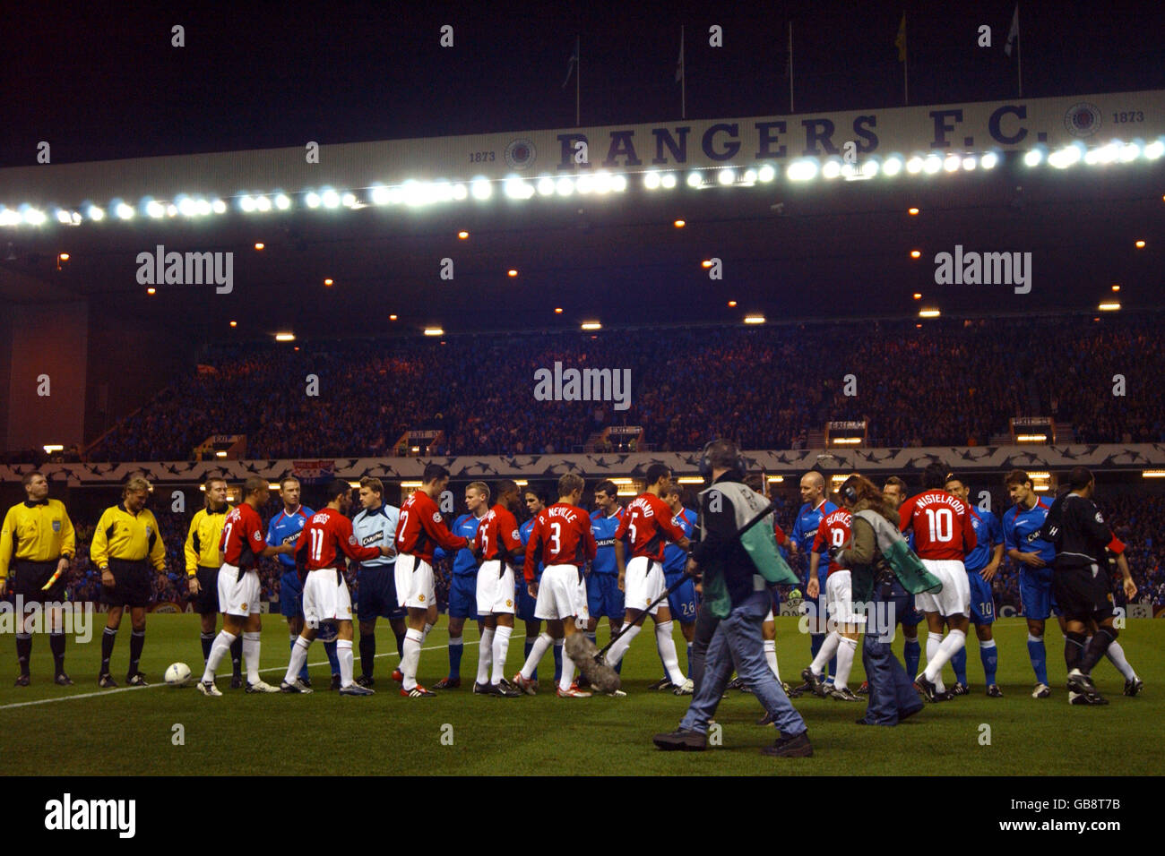 Rangers and Manchester United players shake hands before kick off Stock ...