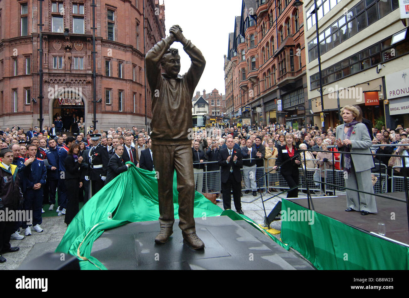 Soccer- New Brian Clough Statue Unveiling - Nottingham Stock Photo - Alamy