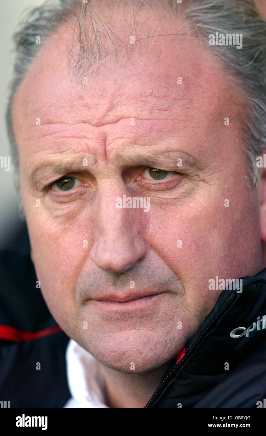 Paul hart nottingham forest manager hi-res stock photography and images ...