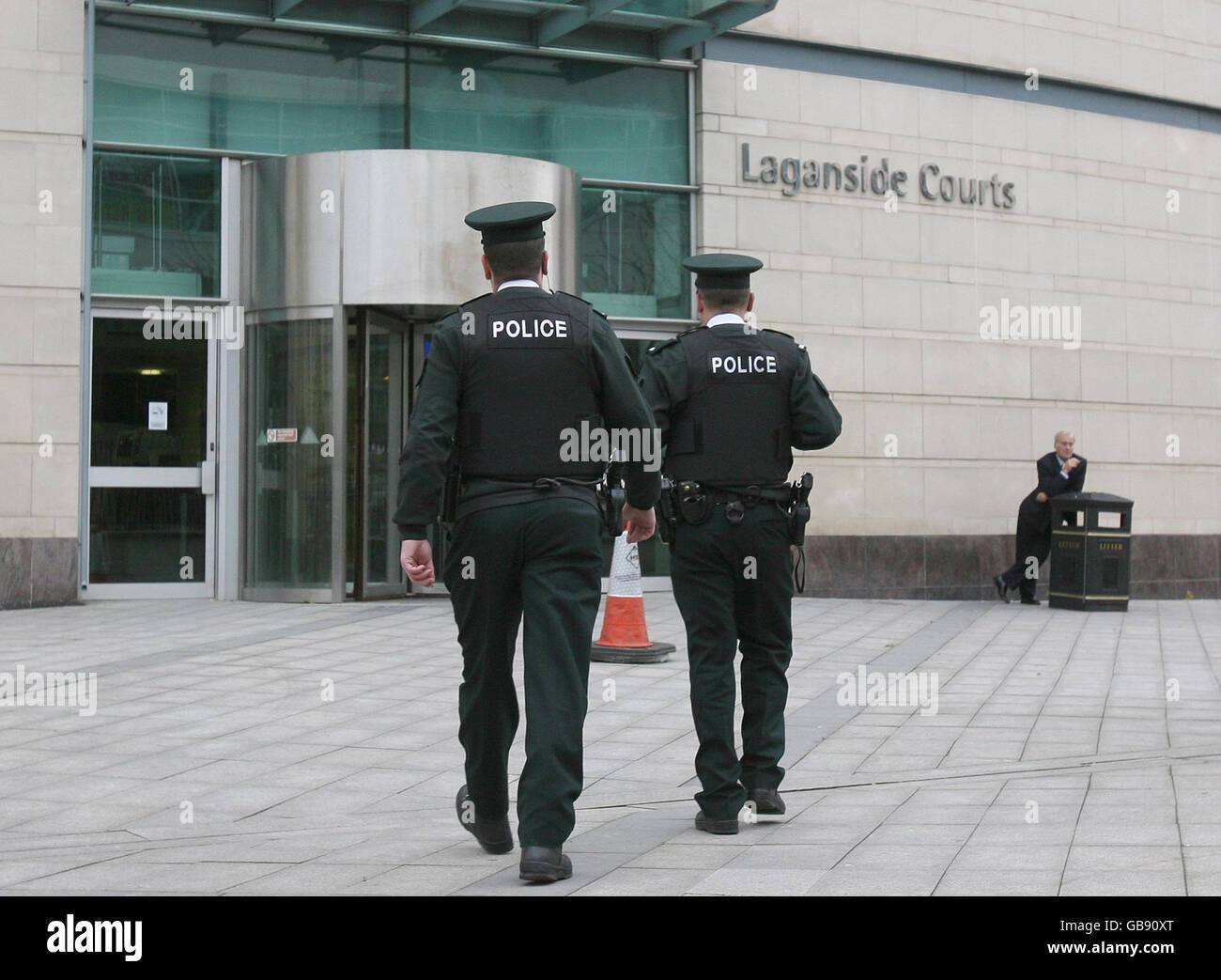 Police officers outside belfast crown court hi-res stock photography ...