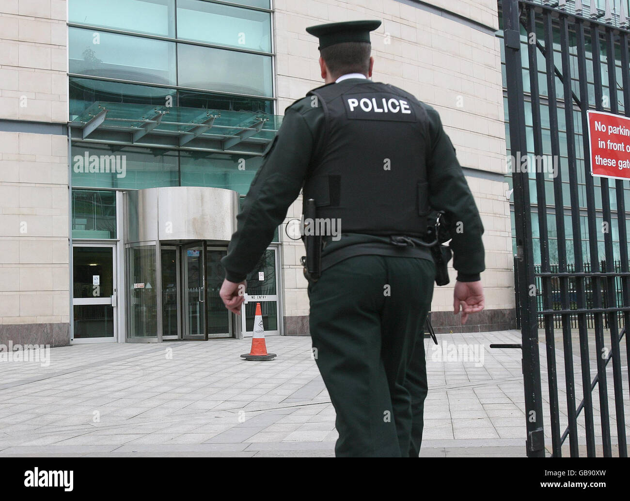 A police officer outside Belfast Crown Court, Belfast Stock Photo - Alamy