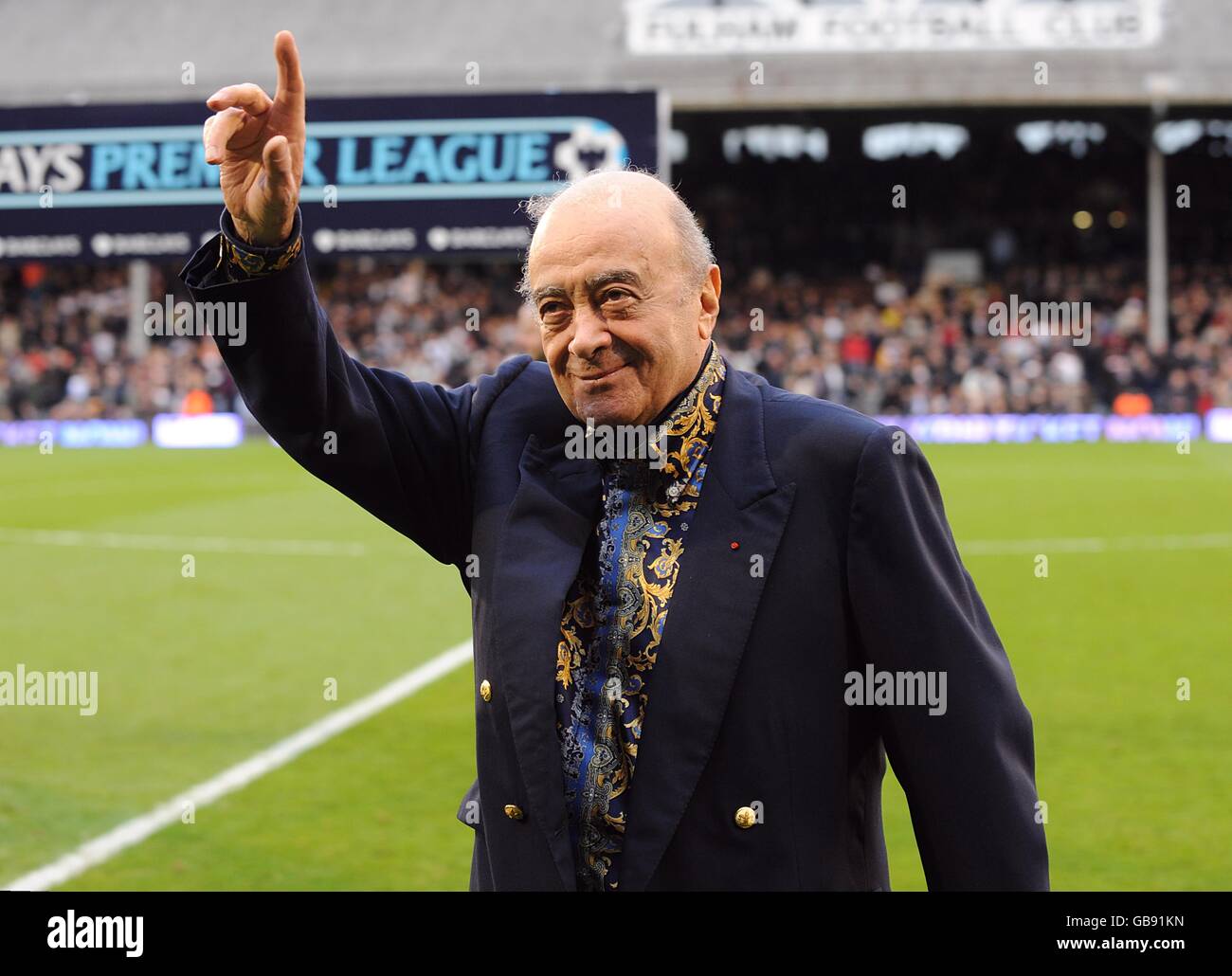 Fulham Chairman Mohamed Al Fayed, on the pitch prior to kick off Stock ...