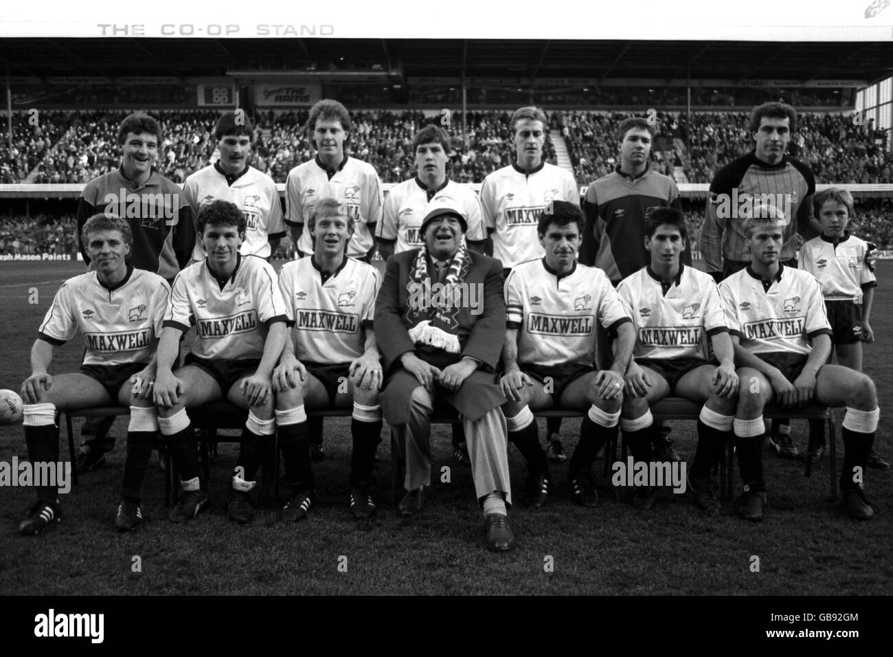 SOCCER. DERBY COUNTY TEAM WITH ROBERT MAXWELL X1 Stock Photo - Alamy