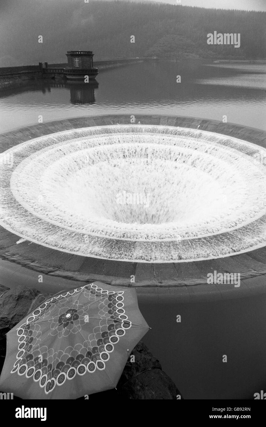 Weather - Ladybower Reservoir Plug Hole - 1977 Stock Photo - Alamy