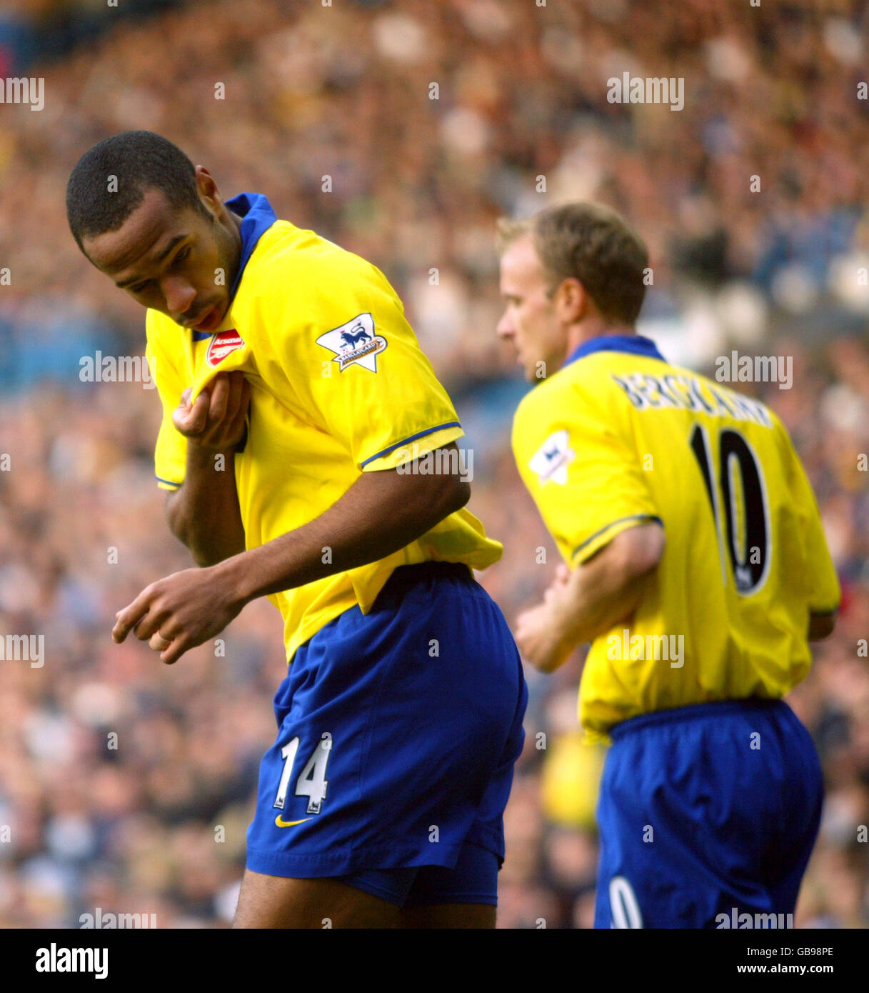 Arsenal's Thierry Henry kisses his badge after scoring Stock Photo - Alamy