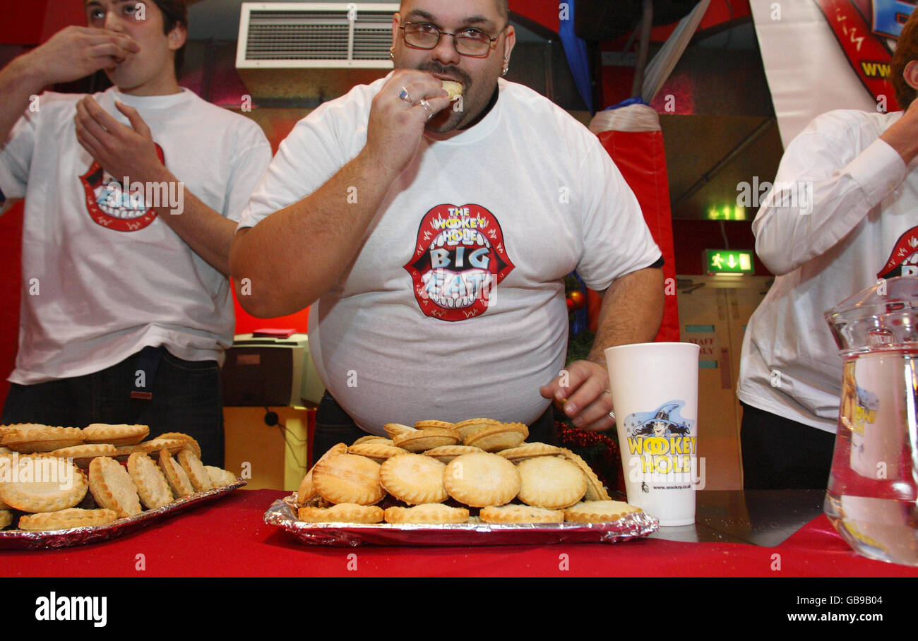 Mince pie eating competition hi-res stock photography and images - Alamy