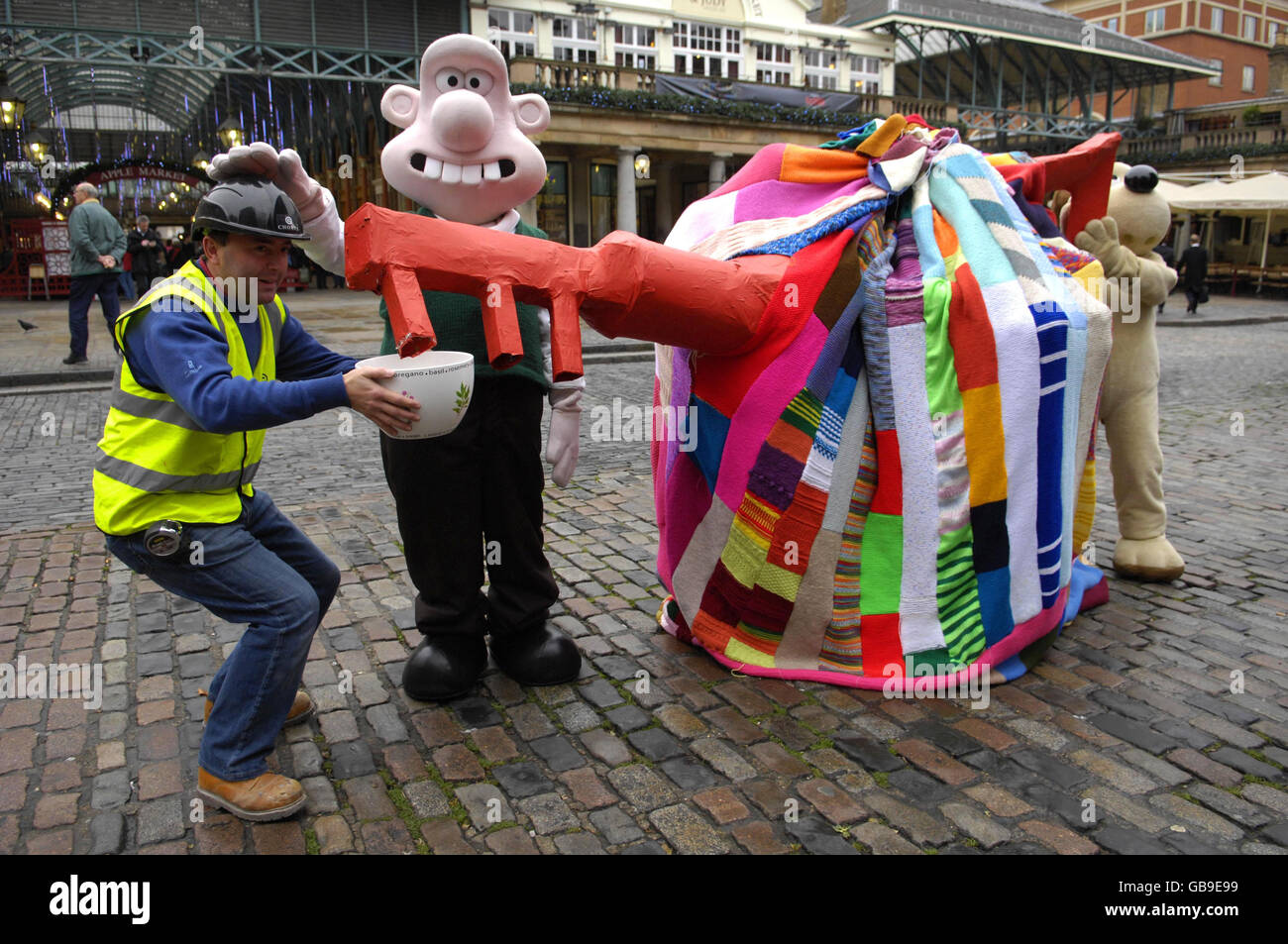 Wallace and gromits giant tea cosy hi-res stock photography and images ...