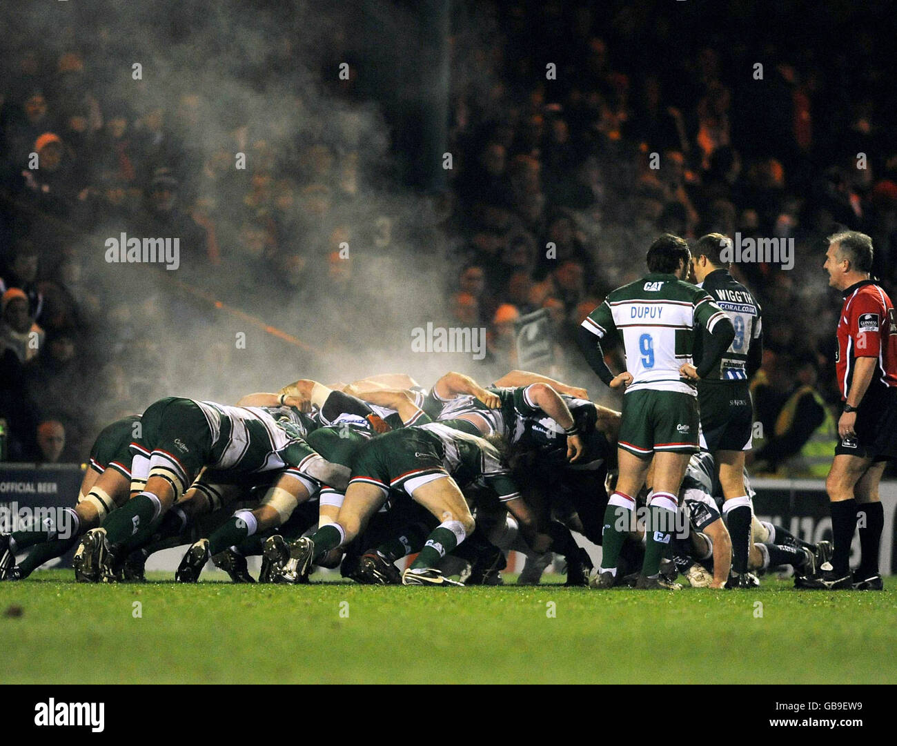 Rugbyu sale action mob huddle scrum fog foggy england hi-res stock ...