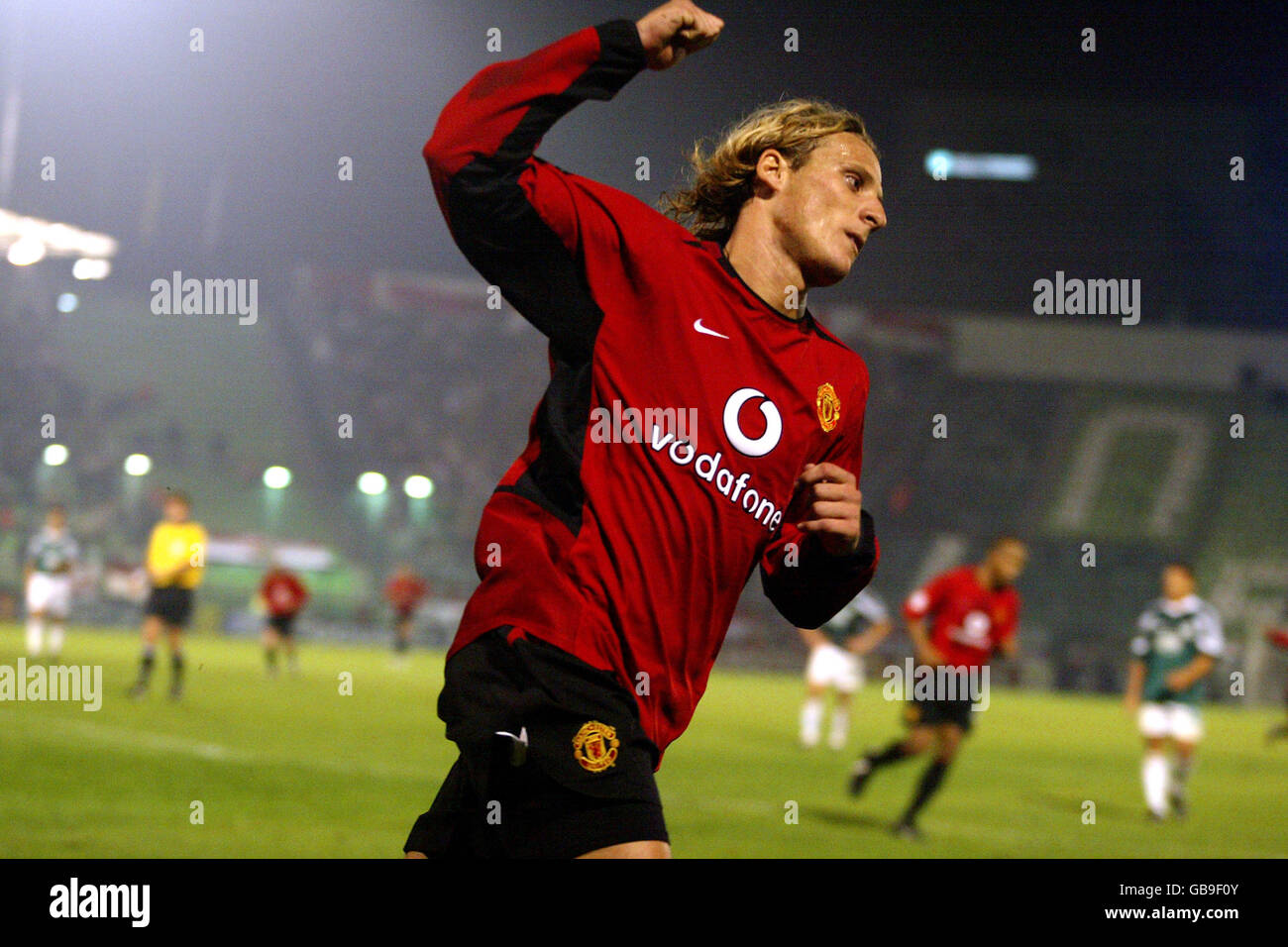 Manchester United's Diego Forlan celebrates scoring the winning goal ...