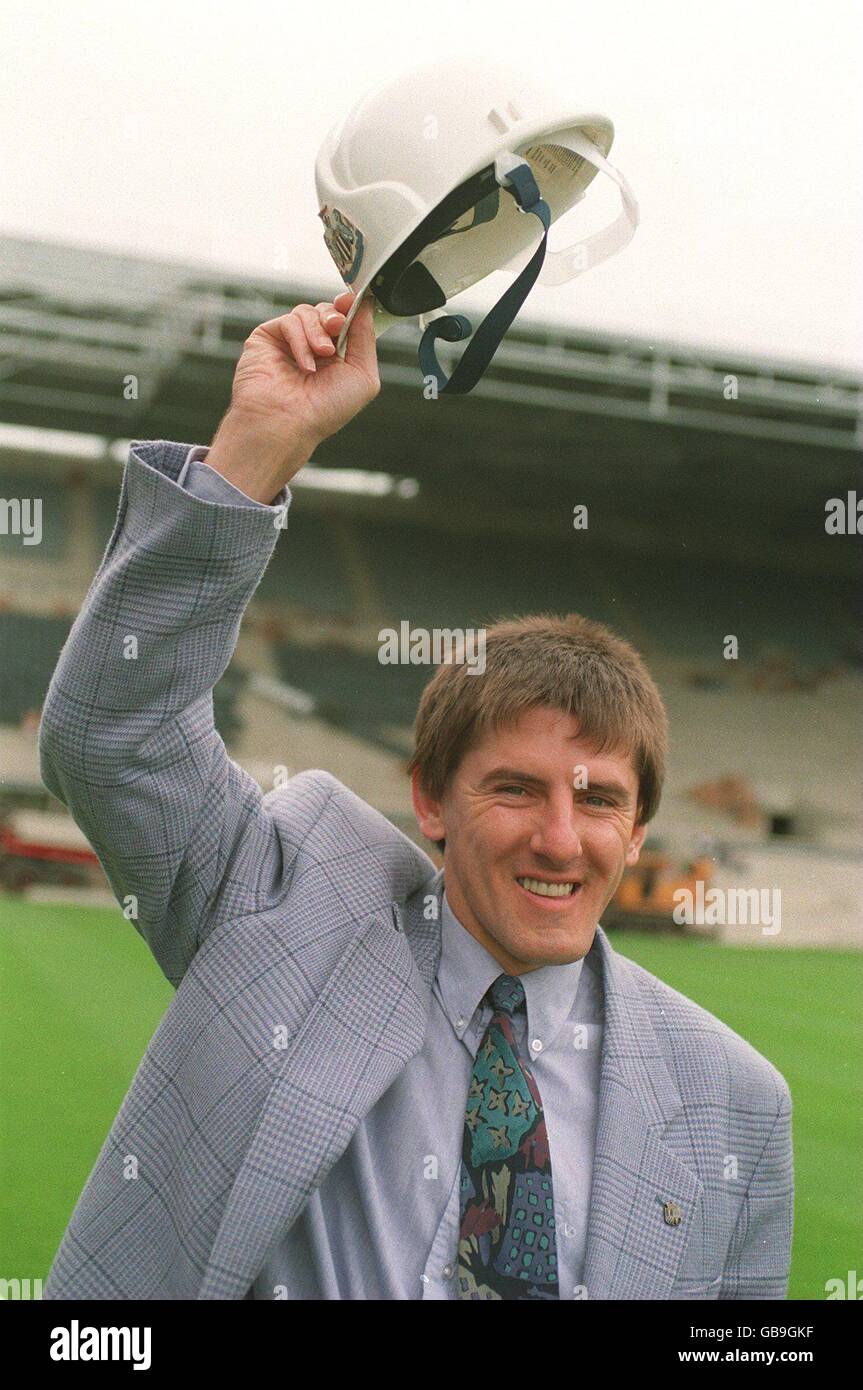 Newcastle uniteds new signing peter beardsley at the leazes stand hi ...