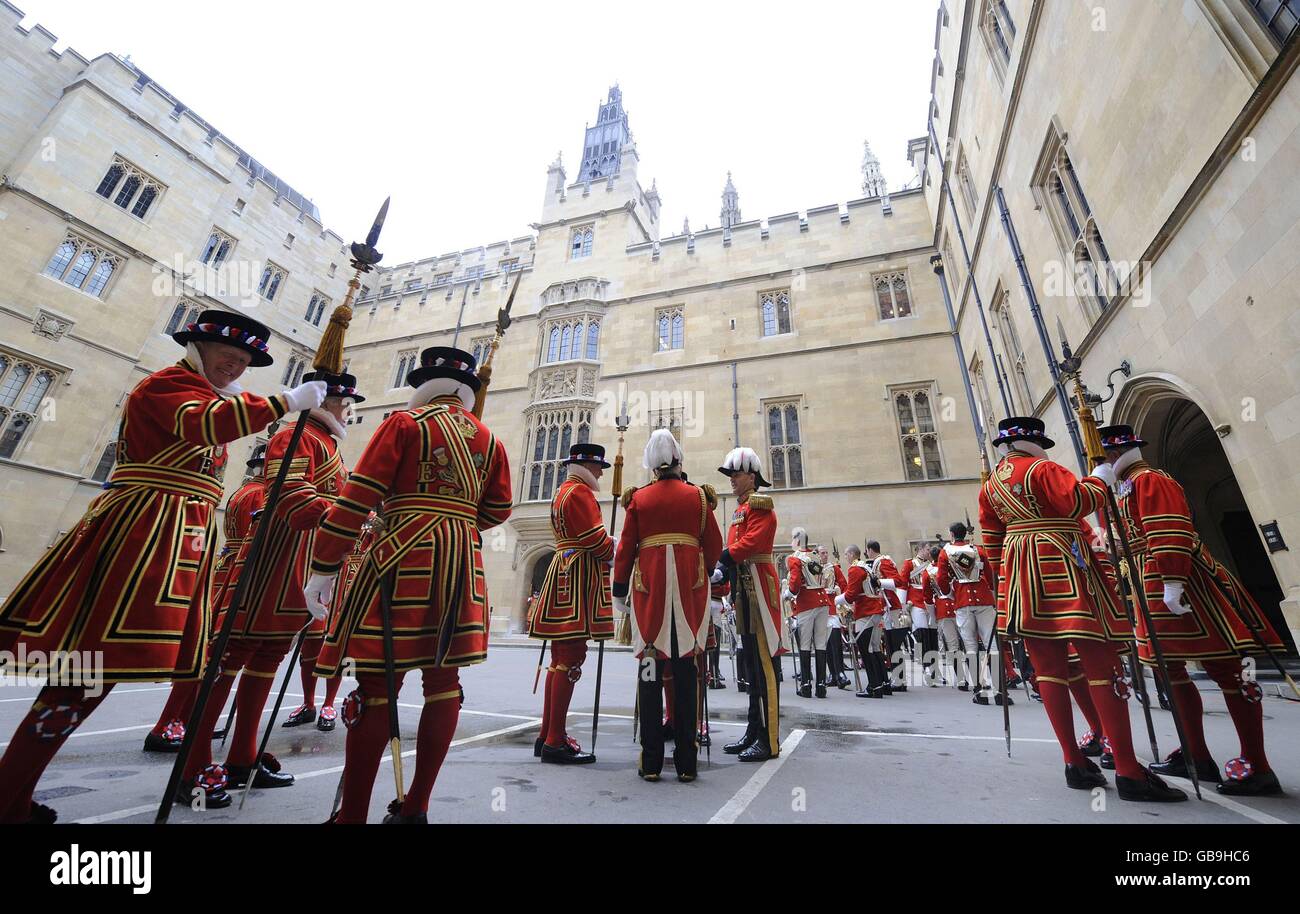 Yeoman of the Guard prepare for ceremonial duties in the Palace of ...