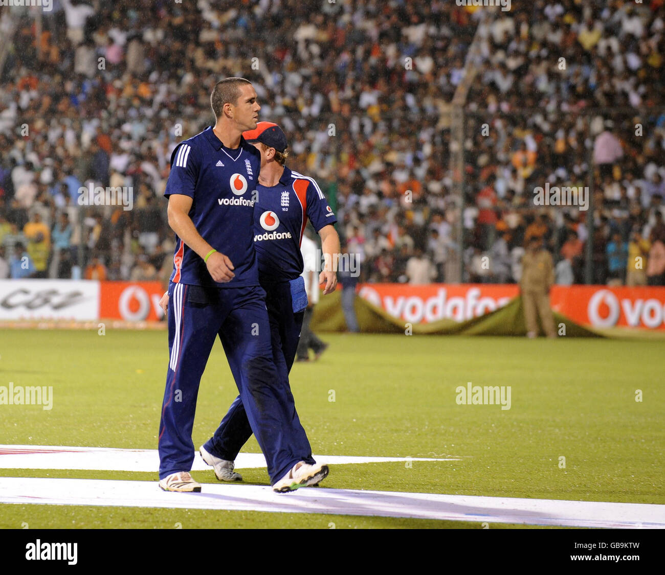 Cricketers walking off field during rain hi-res stock photography and ...