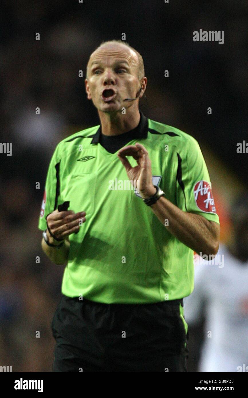 Football referee steve bennett hi-res stock photography and images - Alamy