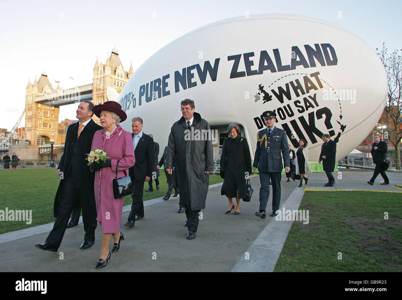 Queen elizabeth 2nd bridge hi-res stock photography and images - Alamy