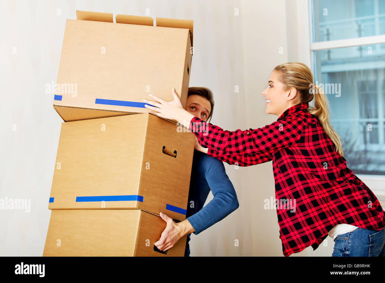 Young couple with boxes - packing or unpacking Stock Photo - Alamy