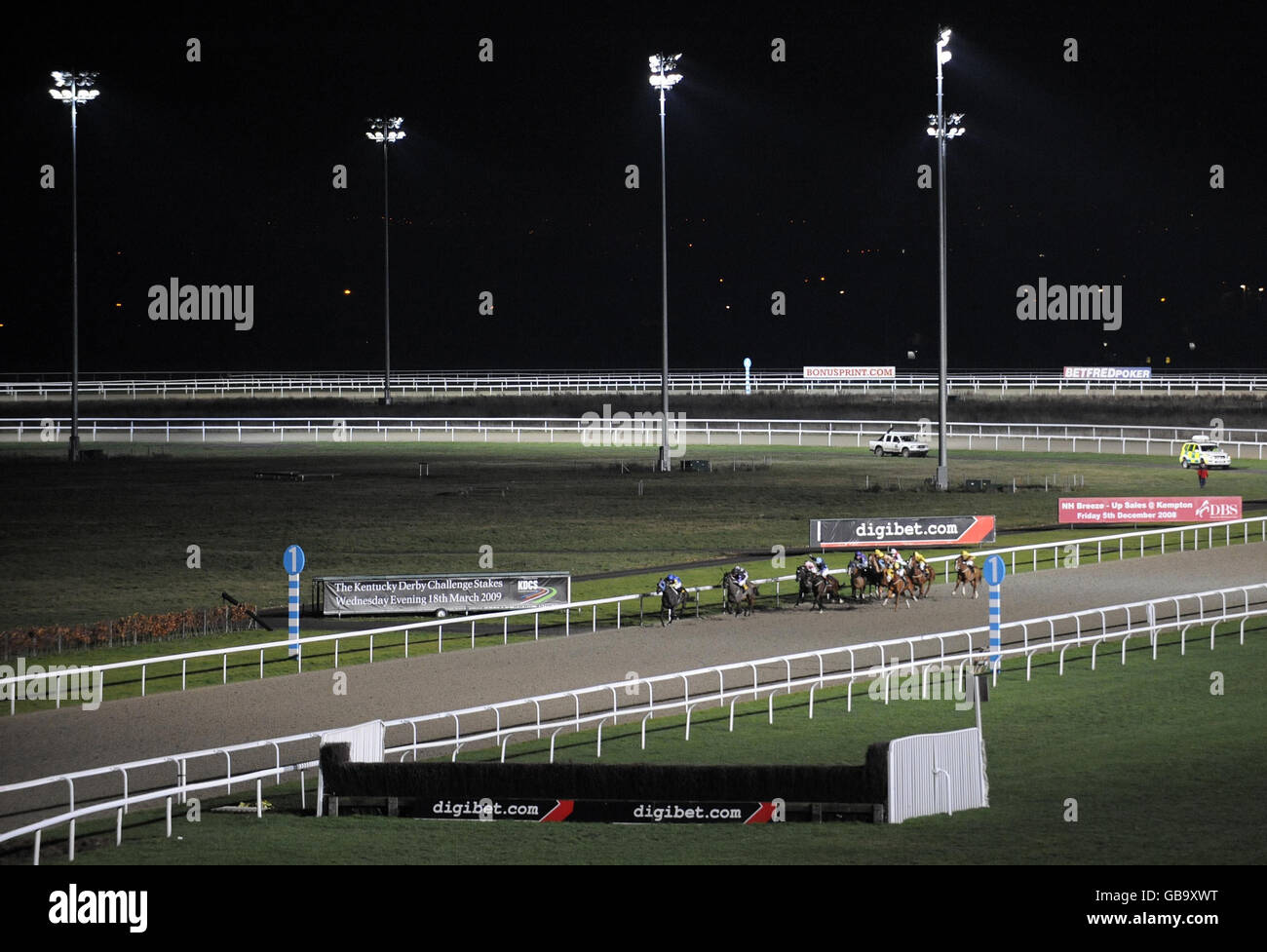 Horse Racing - Kempton Park Racecourse Stock Photo - Alamy