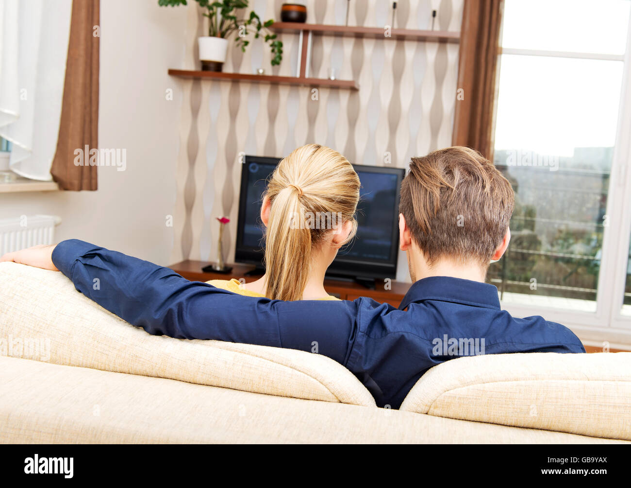 Family watching tv back view hi-res stock photography and images - Alamy