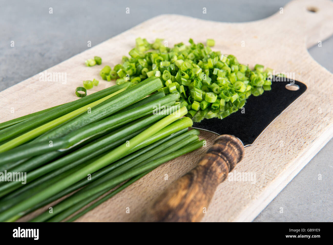 Chopped chives on cutting board Stock Photo - Alamy