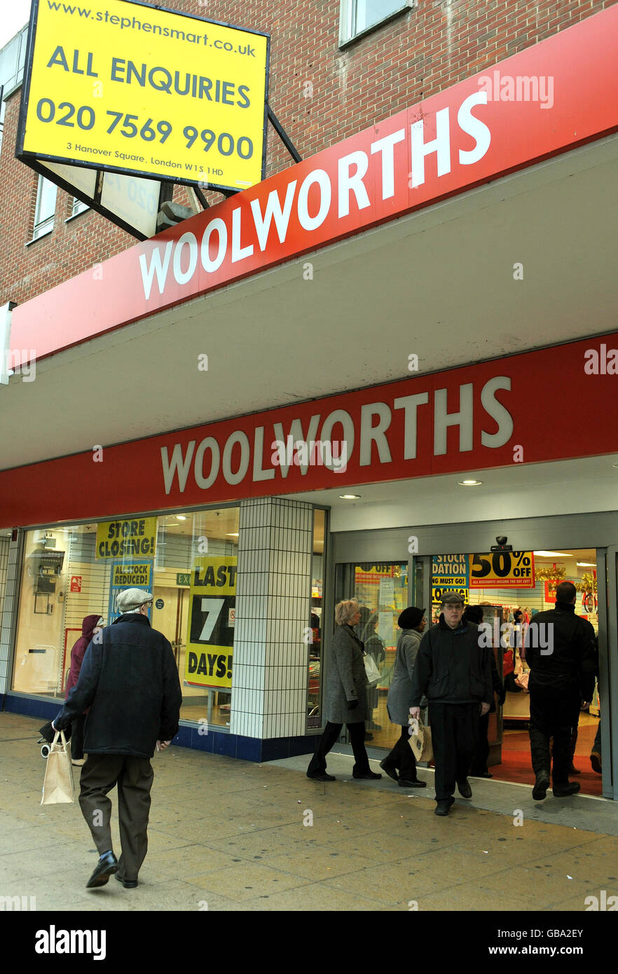 Woolworths shop front closing down hi-res stock photography and images ...