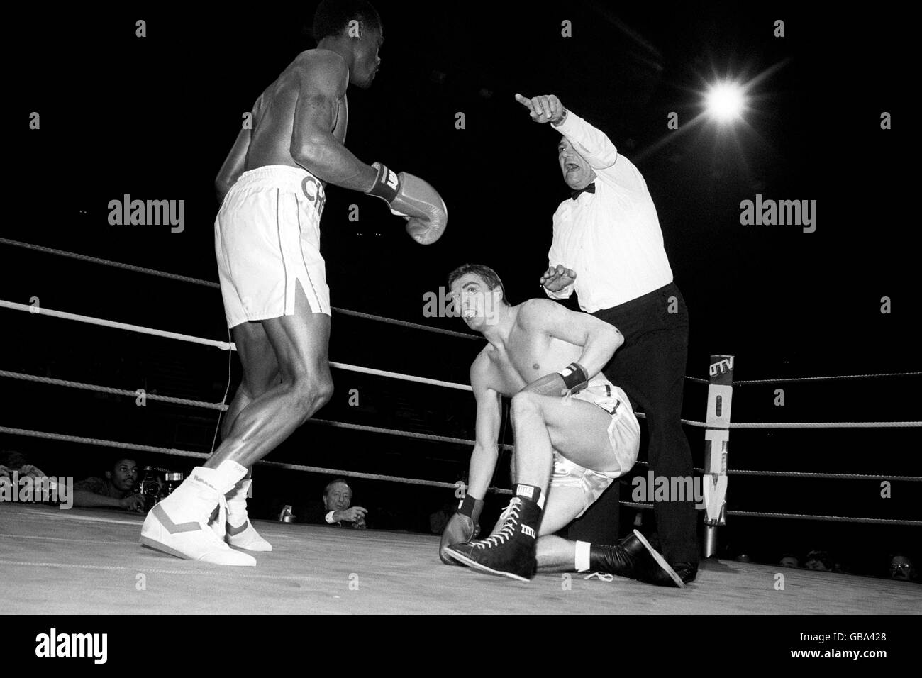 Boxing referee counting hi-res stock photography and images - Alamy