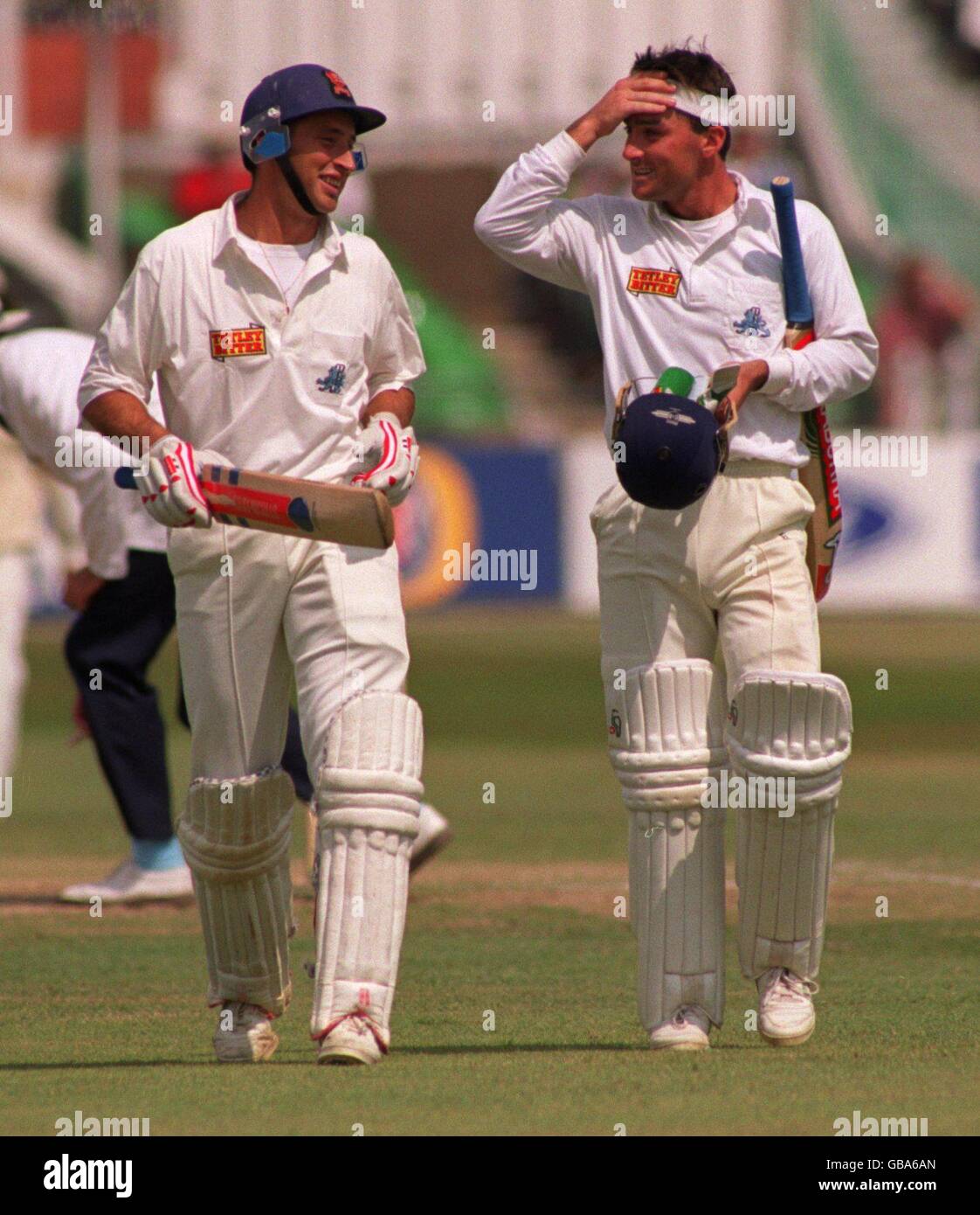 3RD TEST MATCH CRICKET. L-R: GRAHAM THORPE AFTER HIS CENTURY, WITH ...